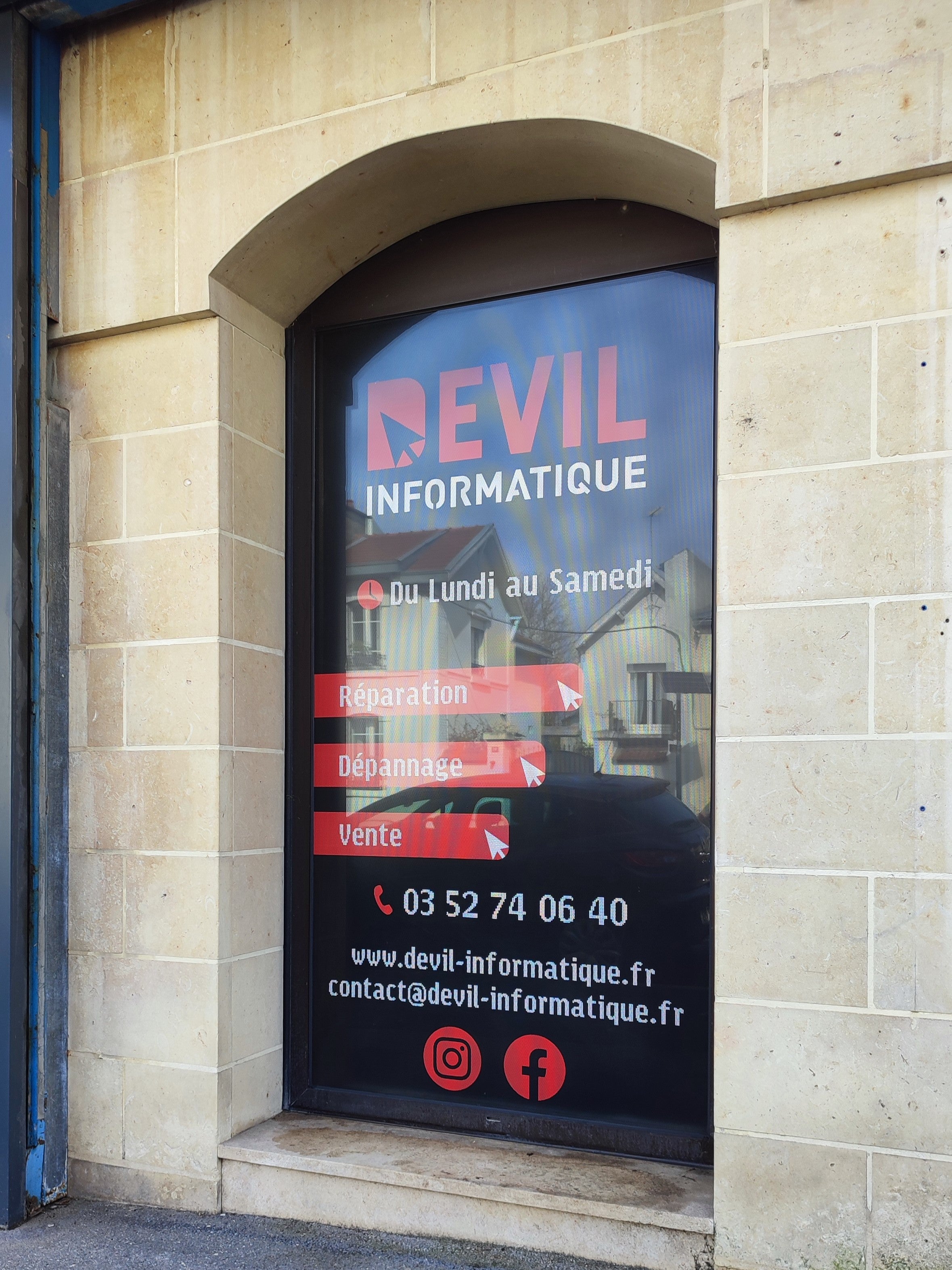 Personnalisation du magasin Devil Informatique par Signarama Reims