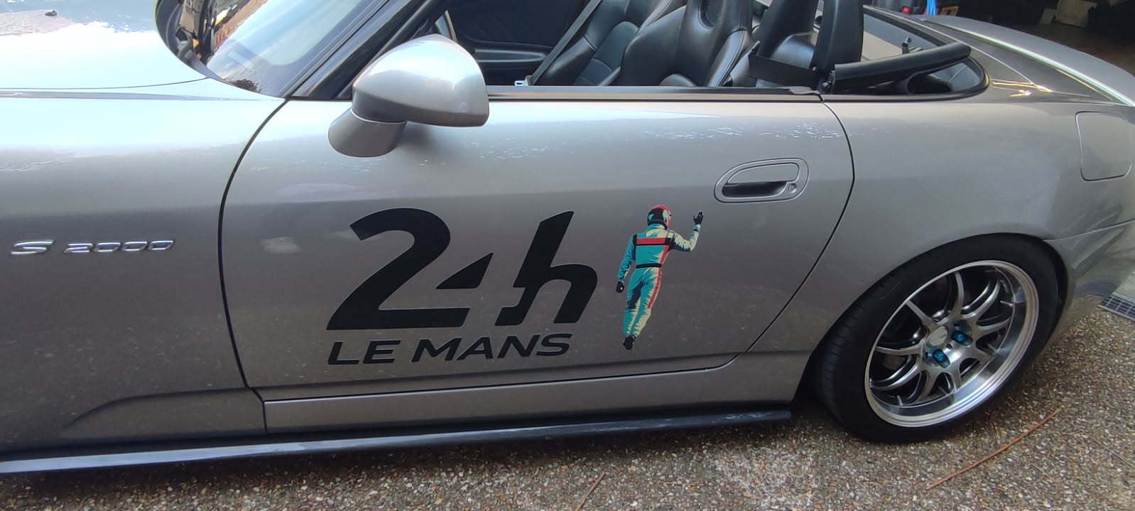 Lettrage personnalisé sur véhicule