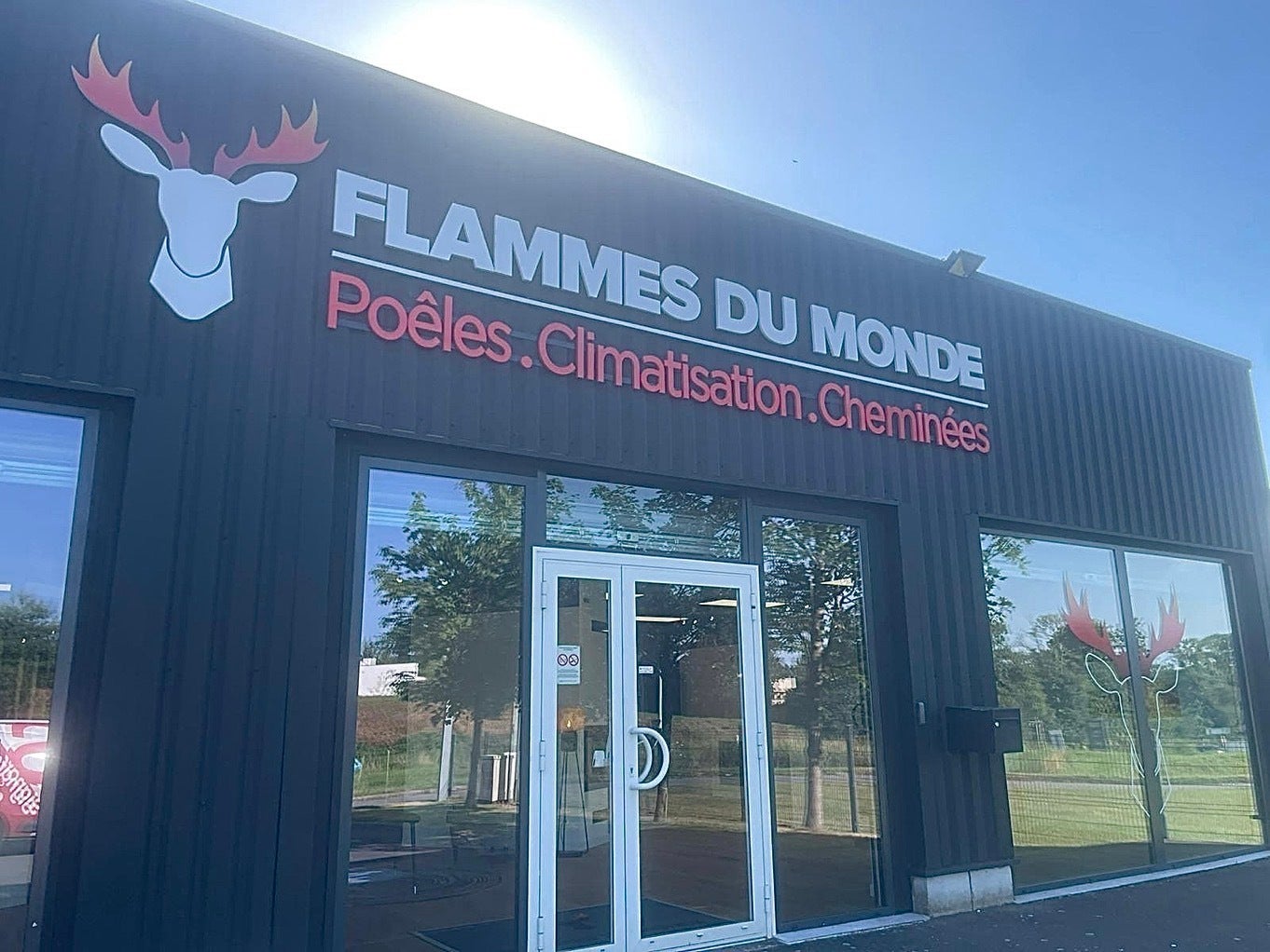 Fabrication et pose d’une enseigne à Rennes : lettres découpées PVC ...