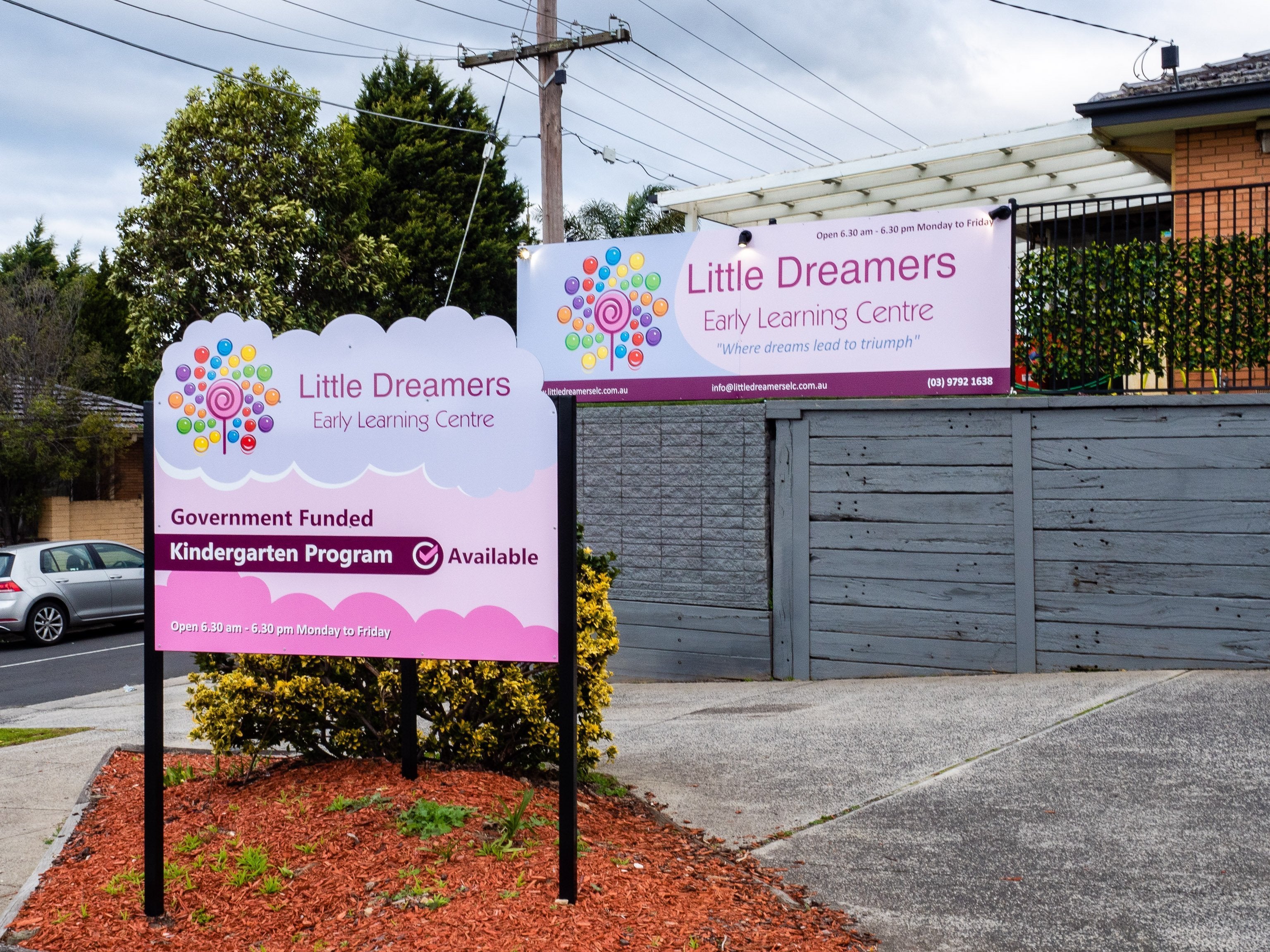 Self standing and building signage