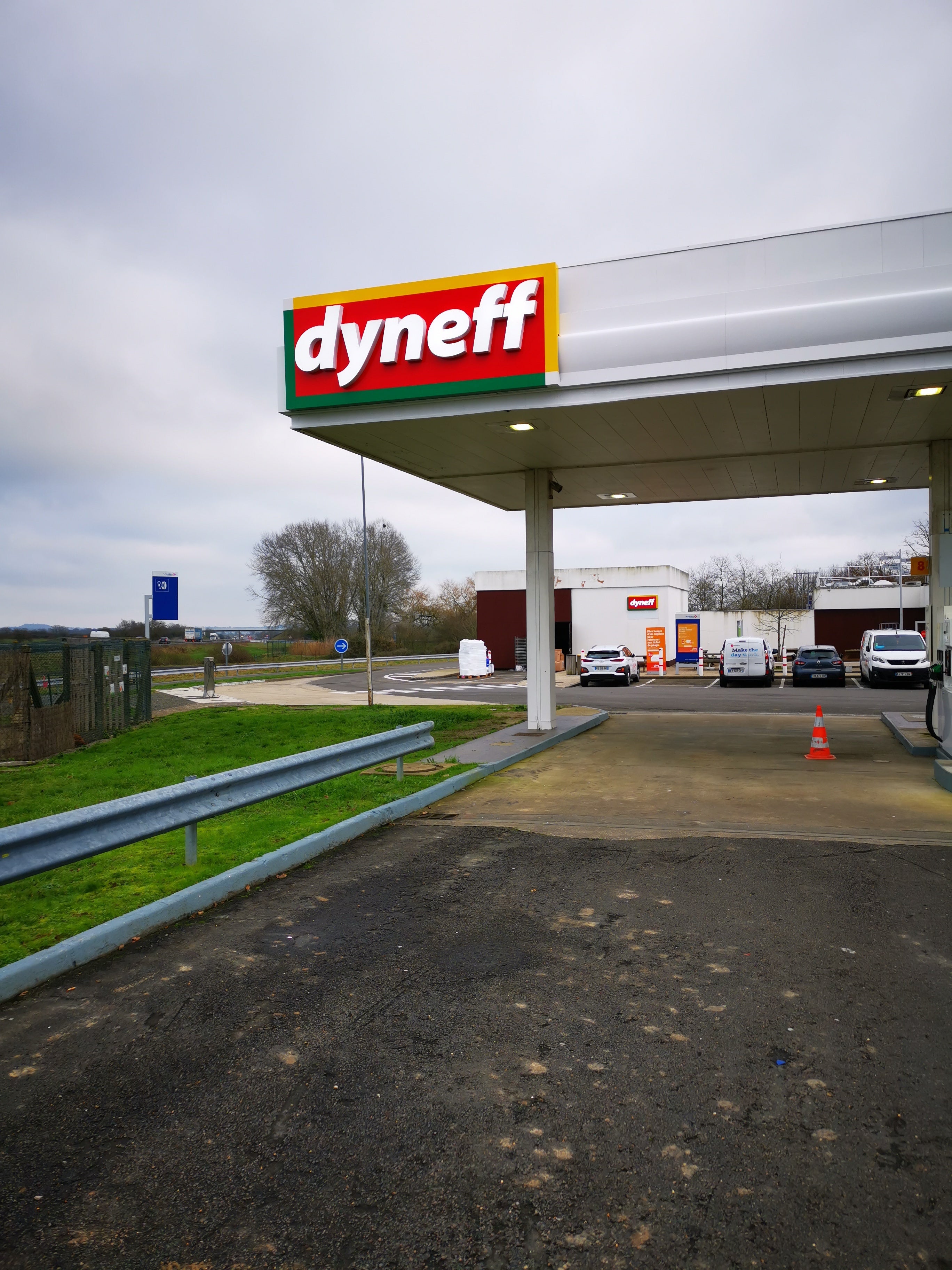 Nouvelle Enseigne pour Dyneff et la Brioche Dorée sur une aire d ...