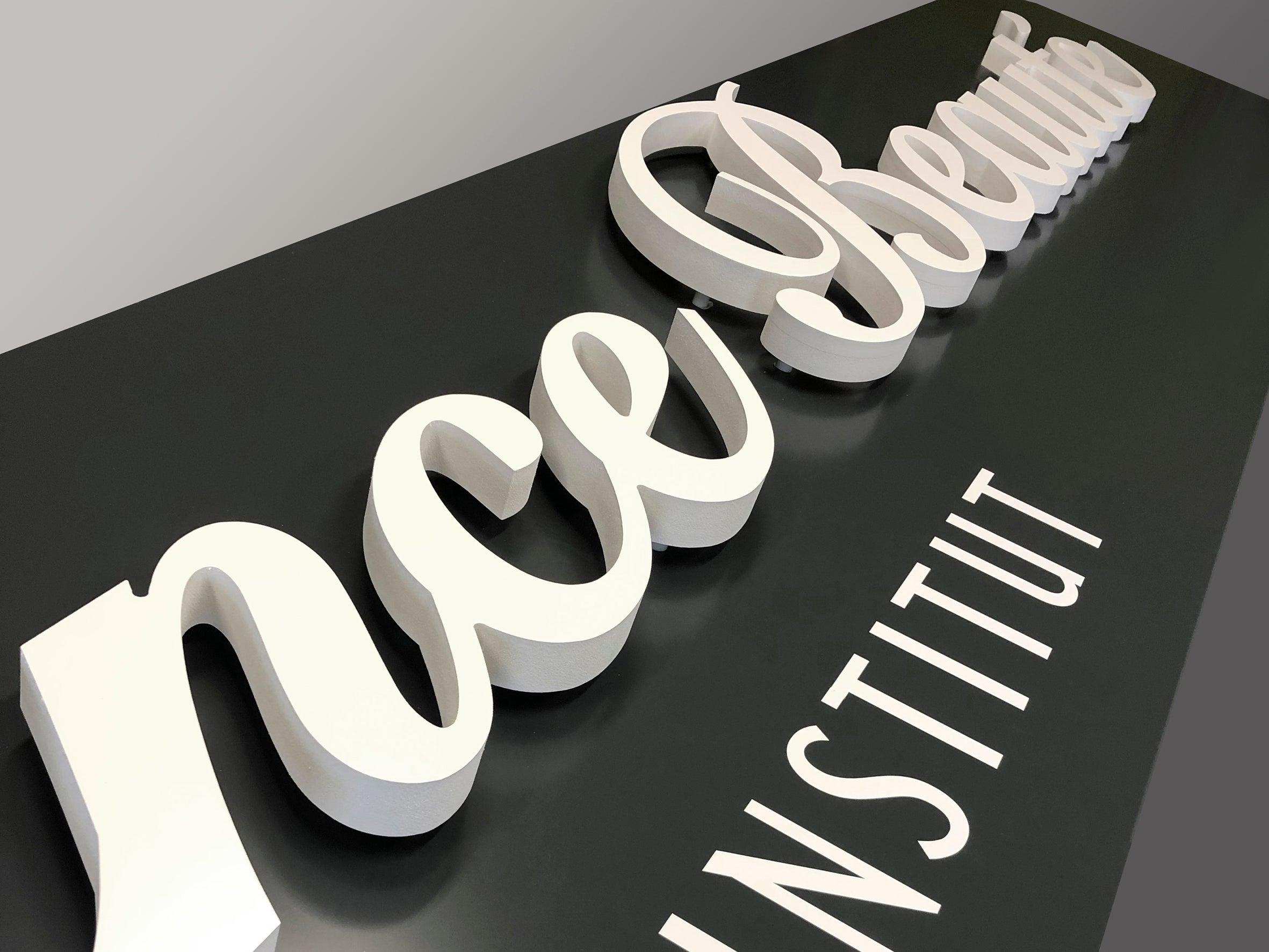 Enseigne en lettres découpées PVC