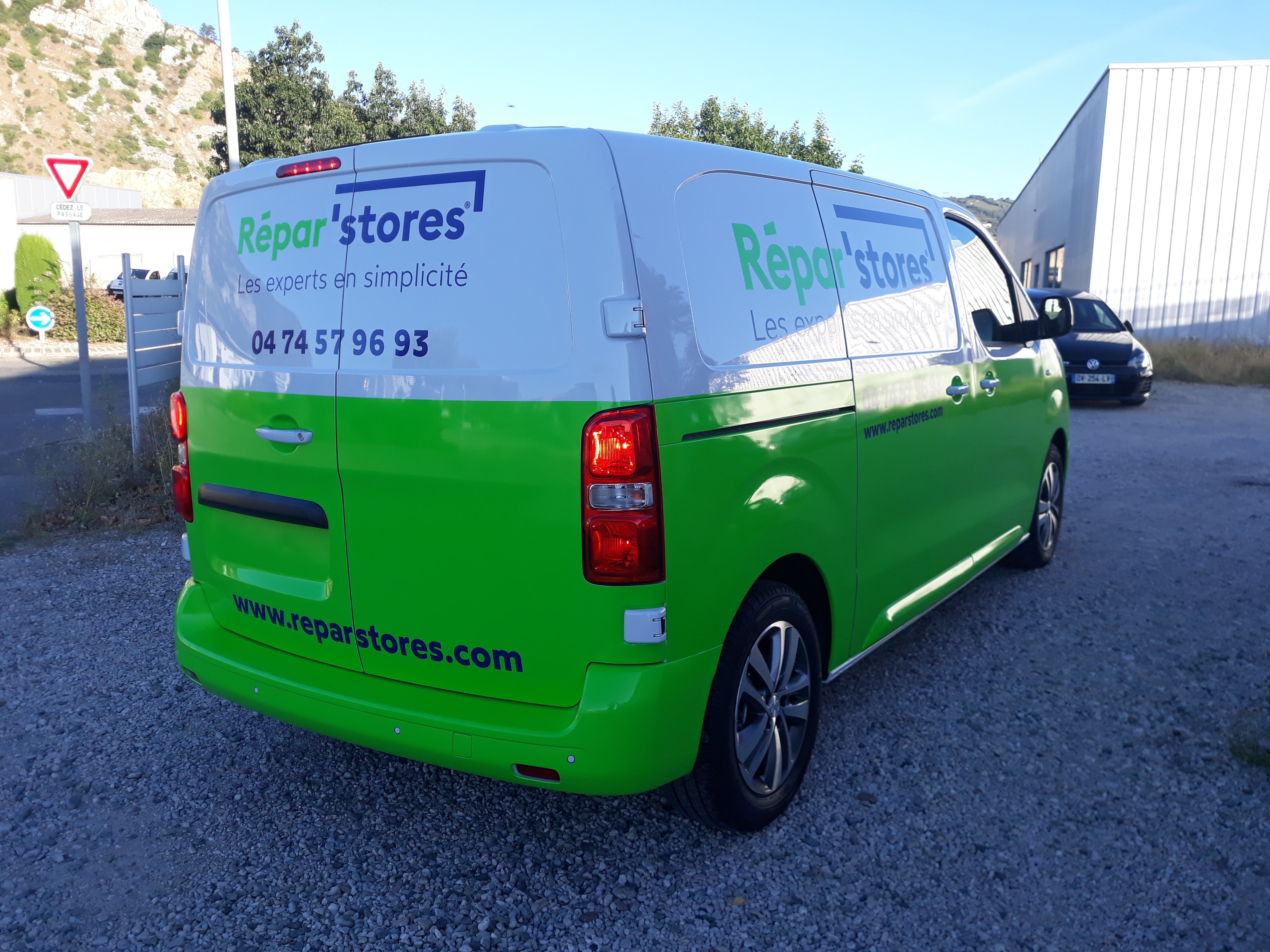 Un covering lettrage et stickers tout neuf pour Répar'stores