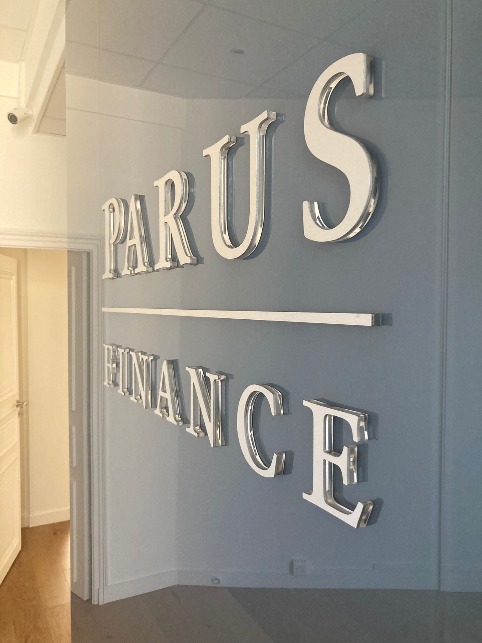 Un lettrage PMMA qui marque l'esprit chez PARUS FINANCE